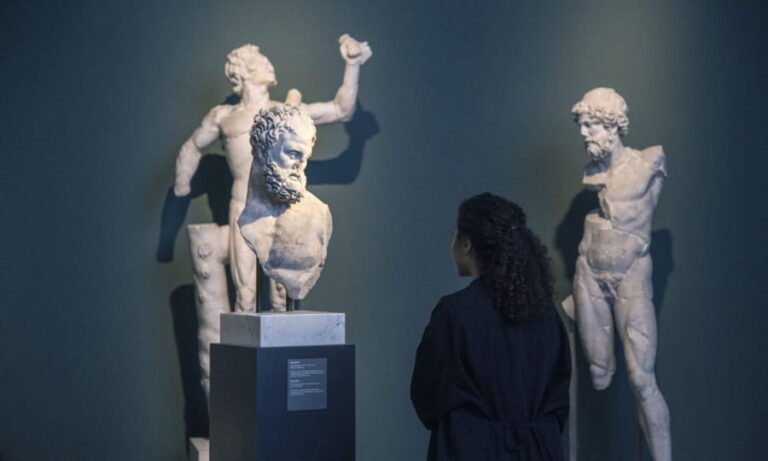 What are the differences between Roman and Greek statues?